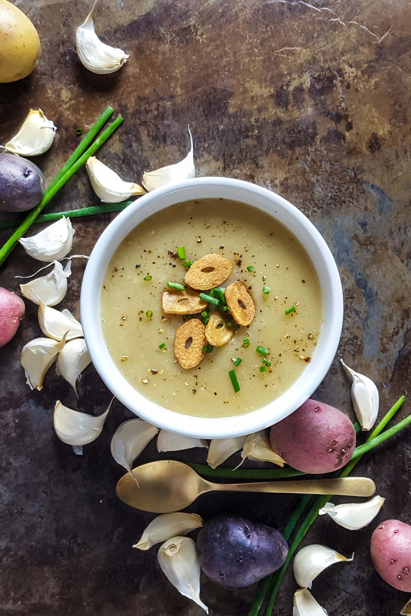 Very garlic potato soup (without milk or cream)